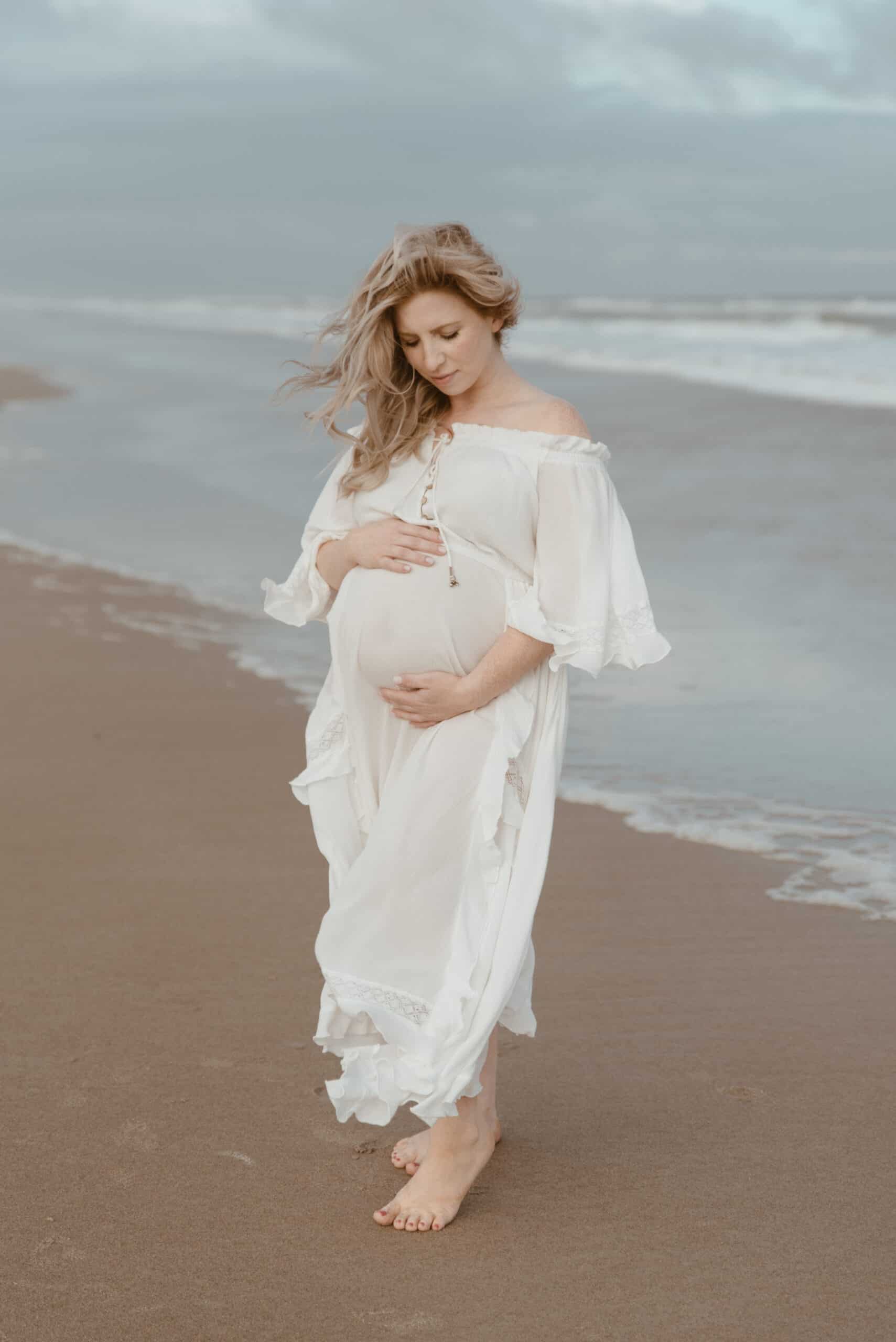 7 Best Tips for a Perfect Beach Maternity Photoshoot | Caitlin De Lay Blog